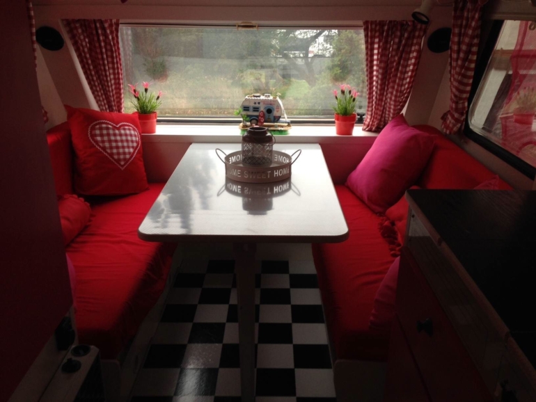 Rood met witte stippen - Caravanity | happy campers lifestyle